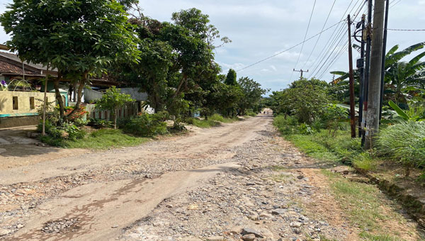 Bertahun-tahun Rusak, Warga Minta Jalan di Gunung Langgar Lamsel Diperbaiki | Lampung77.com